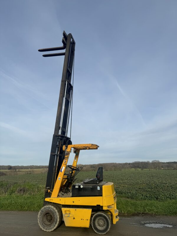 Chariot élévateur électrique avec mât triplex - AET Location