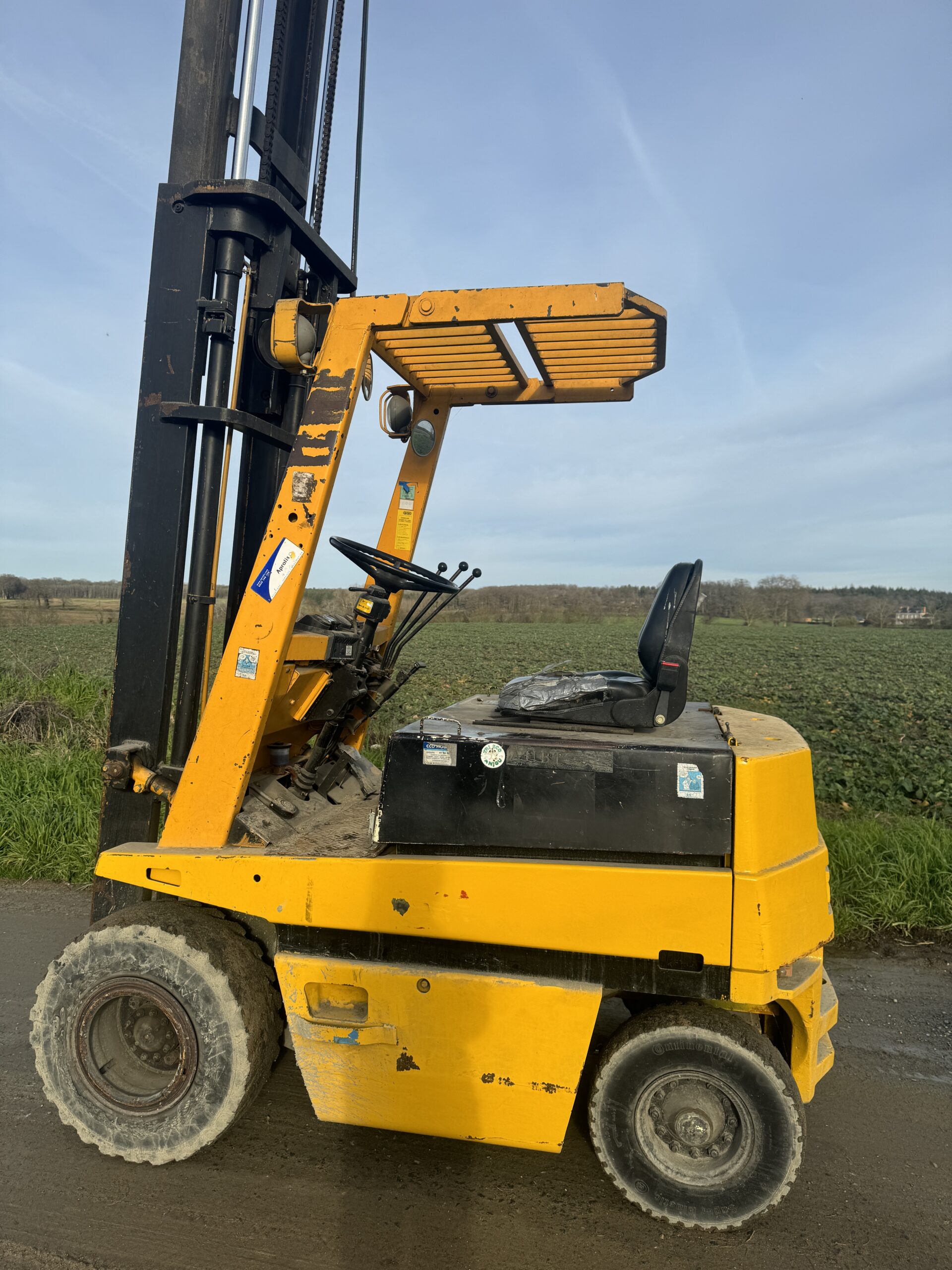 Chariot élévateur électrique avec mât triplex - AET Location